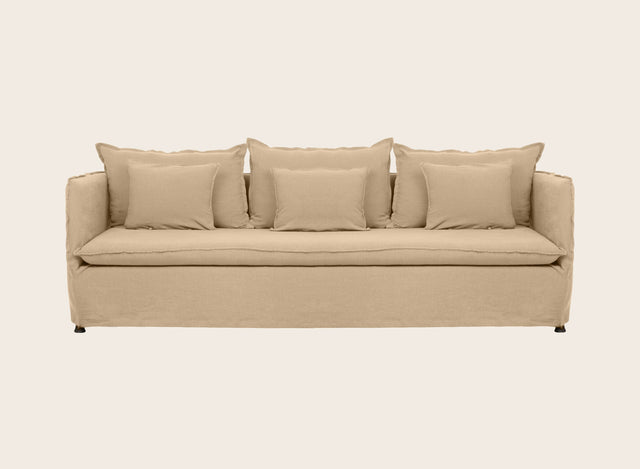 Caravane: interior decoration, sofa, lighting, tableware